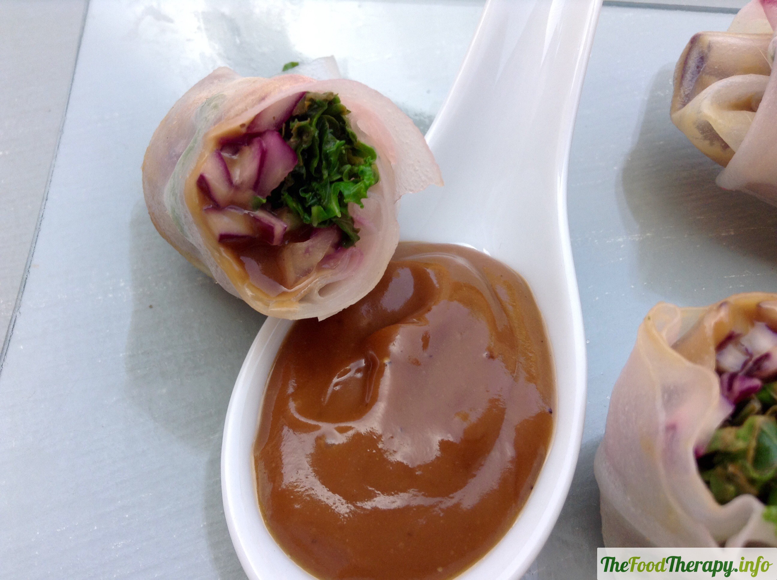 Rollitos de kale y lombarda con crema de cacahuetes | The Food Therapy